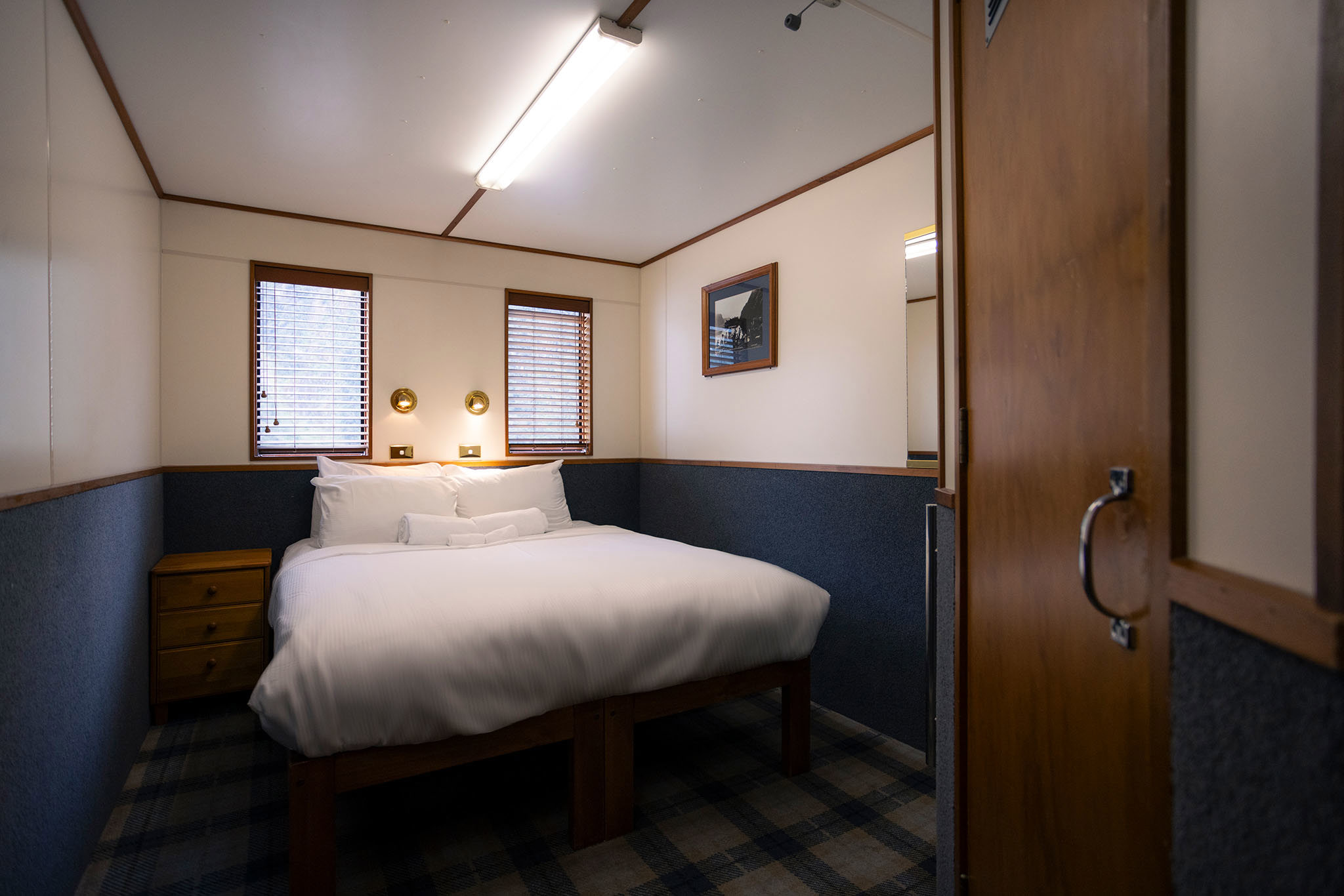 米尔福德峡湾过夜游船 | RealNZ